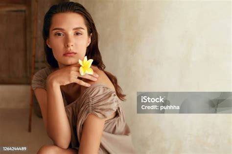 Wanita Cantik Dengan Bunga Potret Model Empuk Dengan Plumeria Tropis Di