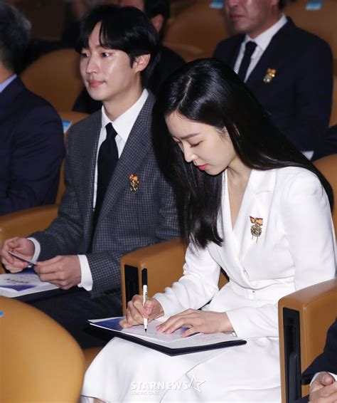포토]서현진 사인하는 모범납세자