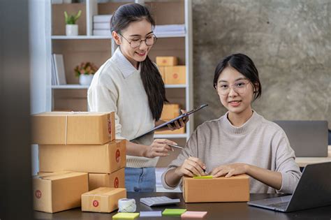 중소기업 사업주 영수증 상자를 작업하고 온라인 주문을 확인하여 고객에게 판매할 팩 상자를 준비하는 여성 기업가 중소기업 시작 이미지 온라인 중소기업 비즈니스 개념입니다