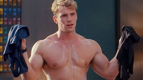 Zane Phillips Eleva La Temperatura Con Poca Ropa En Glamorous Homosensual