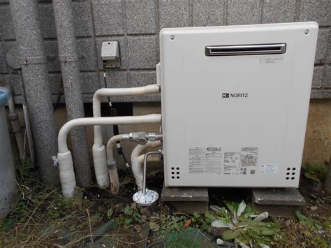 施工事例 屋外壁掛け型追い焚き付給湯器：配管カバー使用 ￥151000 ガスの給湯器jp