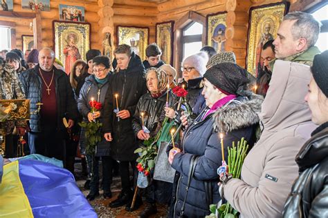 У Нікополі сьогодні провели в останню путь загиблого Героя фото