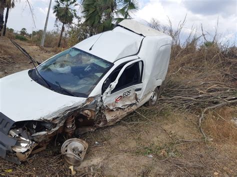 Colisão envolvendo dois caminhões e um carro deixa dois feridos na BR