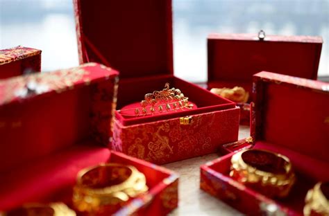 大隻仔關曜儁結婚丨新婚即跪地被妻扭耳仔金豬金鈪大晒冷 朱敏瀚張振朗型爆做兄弟 星島日報