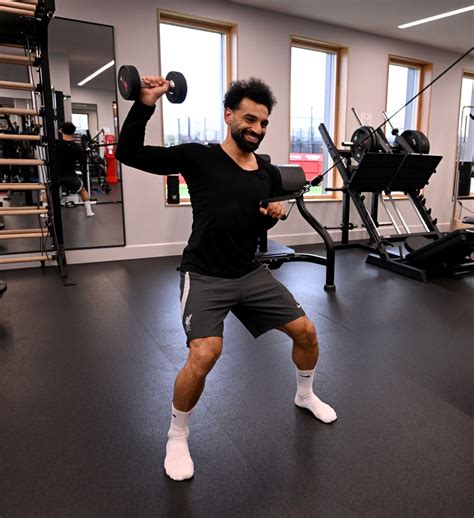 الابتسامة تعلو وجه محمد صلاح من داخل صالة الجيم خلال استعداداته للعودة
