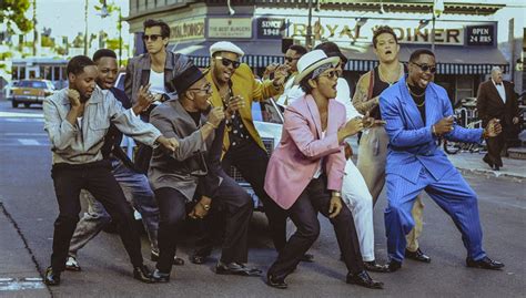 Uptown Funk Mark Ronson ft Bruno Mars LACA Internet Multimídia