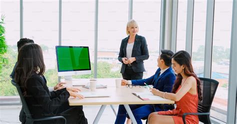 사무실 테이블에 녹색 스크린 크로마 키 Tv 또는 컴퓨터가 있는 회의실의 비즈니스 사람들 화상 회의에서 만나는 사업가와 사업가의 다양한 그룹 사진 Unsplash의