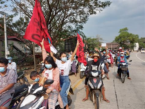 စစ်အာဏာသိမ်းမှုကို လက်မခံကြောင်း ညောင် လေးပင်တွင် လူအင်အား ထောင်ချီဆန္ဒ ပြ