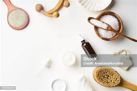 바디 브러쉬 크림 세럼 및 액세서리와 흰색 배경에 스파 뷰티 스킨 케어 플랫 레이 맨 위 보기 텍스트 공간 가정 생활에 대한