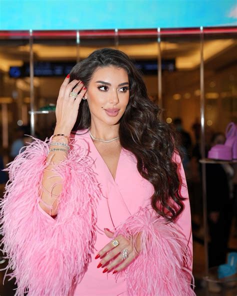 زهرة الخليجإطلالات وردية ساحرة من أجمل النجمات، لتتألقي في الشهر