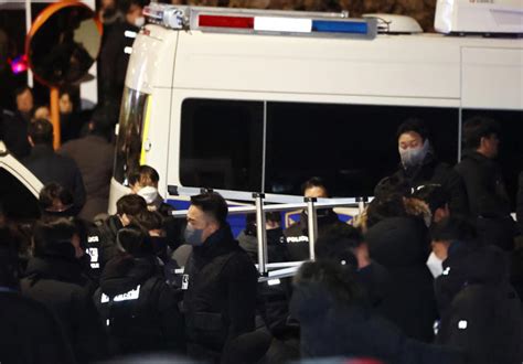 경찰 사다리 꺼내 관저 초소 쪽으로 이동