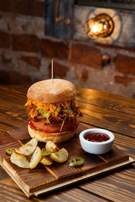 O Hamburguer Puxado Do Bbq Da Carne De Porco Com Tomates E Jalapeno