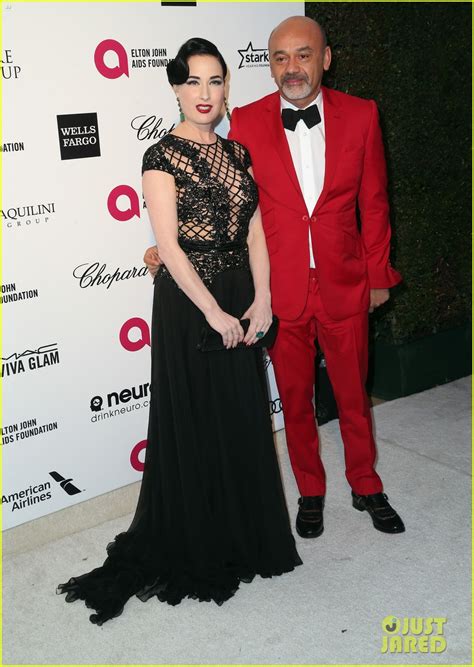 Photo Dita Von Teese Dress Barely Covers Her Breasts 09 Photo