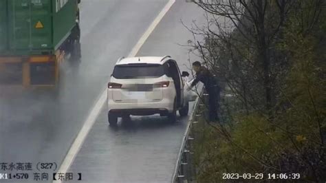 为尝春天第一口鲜这名驾驶员居然在高速上停车拔笋