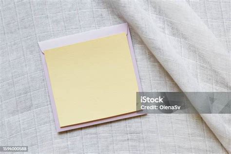 빈 인사말 카드 모형입니다 하얀 린넨 배경에 봉투에 있는 베이지색 빈 종이 모형 평평하게 누워 결혼식 사업 생일 정물 장면 0명에 대한 스톡 사진 및 기타 이미지 Istock