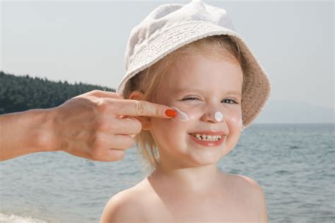 어머니는 귀여운 어린 유아 소녀에 자외선 차단제 보호 로션을 적용 보습제에 대한 스톡 사진 및 기타 이미지 보습제 아이 펼치기 Istock