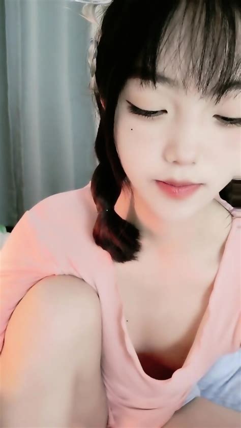 清纯乖巧甜妹！两根小辫一脸呆萌！收费房大尺度，自摸粉穴好痒，妹妹好想被操，娇喘呻吟超诱惑 Eporner