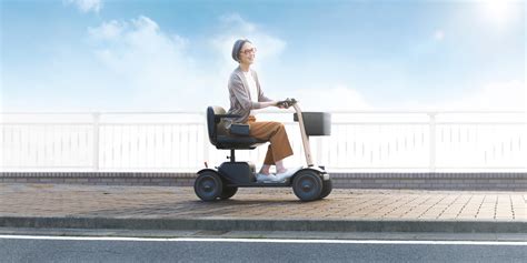 高齢者の移動手段を考える 引きこもり買い物難民にならないために 次世代型電動車椅子 近距離モビリティ WHILL公式