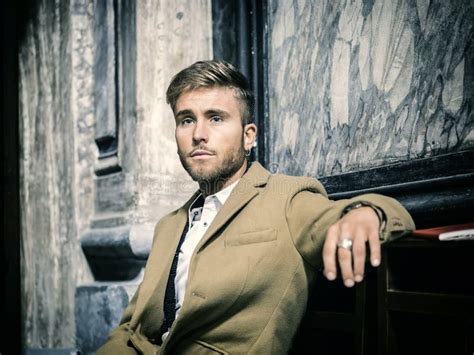 Hombre Joven Que Se Sienta En Iglesia Foto De Archivo Imagen De