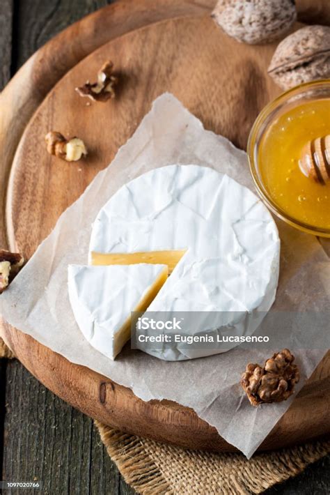 브리 치즈의 유형입니다 카망베르 치즈입니다 신선한 브리 치즈와 견과류 꿀 나뭇잎과 나무 보드에 조각 이탈리아 프랑스 치즈입니다 0명에 대한 스톡 사진 및 기타 이미지