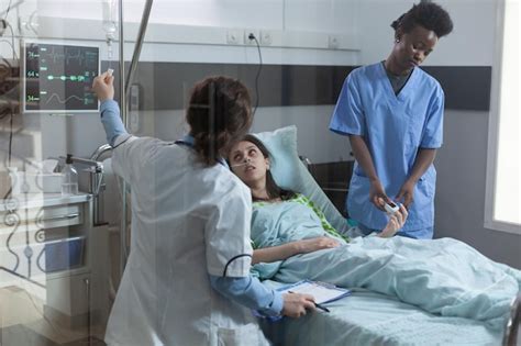 의사가 Iv 점적 약물로 중앙 라인 카테터를 설정하는 동안 간호사는 환자의 손가락에 맥박 산소 측정기를 두었습니다 산소 포화