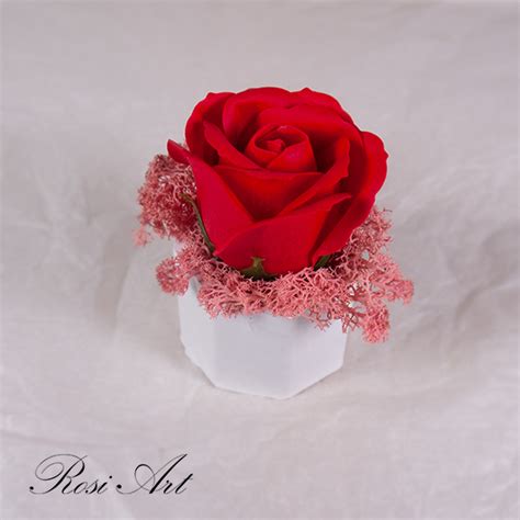 Кашпа със скандинавски мъх червена роза ръчно изработен декориран и рисуван подарък Rosi Art