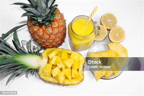 아직도 인생입니다 파인애플 주스 흰색 바탕에 아침에 아침 식사에 대 한 신선한 파인애플과 칵테일 해독입니다 건강 한 체중 감량을 위한 0명에 대한 스톡 사진 및 기타 이미지