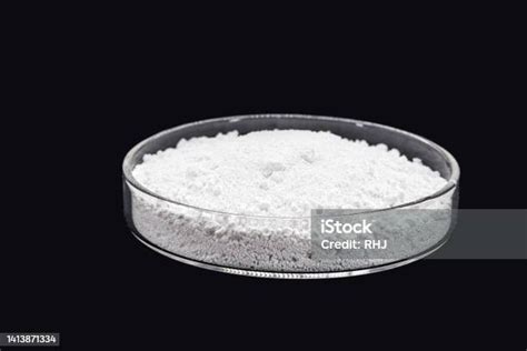 화학 공식 Baso를 가진 백색 결정 고체 인 황산 바륨은 X 선 절차 중에 조영제로 사용됩니다 칼슘에 대한 스톡 사진 및 기타