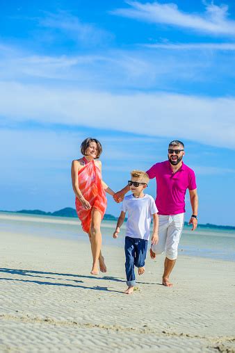 3 실행 하 고 함께 열 대 해변 웃음과 Enjoing 시간에 따라 점프의 가족 3 명에 대한 스톡 사진 및 기타 이미지 3