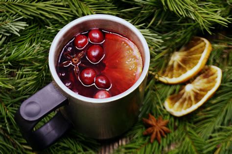 크리스마스 Mulled 와인 금속 머그잔 향신료와 함께 지구 온난화 음료 전나무로 장식 하는 겨울에에서 크랜베리와 말린된 오렌지