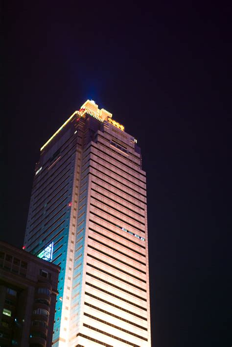 Imgp3544 夜．新光三越 手持 台北站前店： 1993年開業，位在新光摩天大樓的地下五樓至十三樓，該大樓是 Flickr