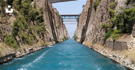 낮에는 푸른 나무 사이로 푸른 강을 가로지르는 하얀 다리 사진 Unsplash의 무료 코린트 운하 이미지