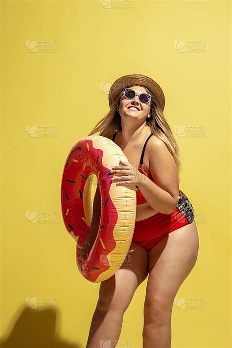 年轻白种大码女模特准备去海滩度假