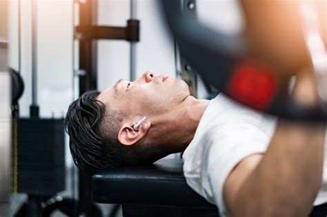 Homem asiático de meia idade treinando na academia Foto Premium