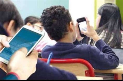 وزير التعليم يحظر استخدام الهواتف في المدارس