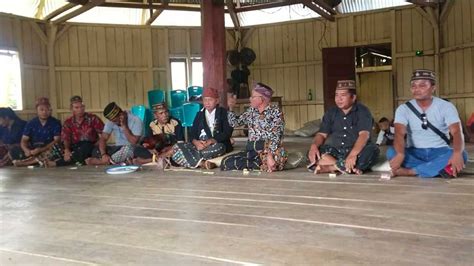 Sejumlah Denda Adat Diantar Keluarga Paulus Ganor Portal Desa