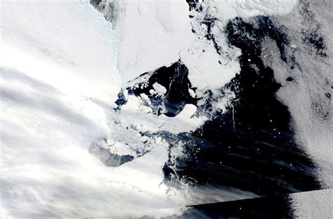 Big Chunk Of Ice Breaks Off In Antarctica Abc Columbia