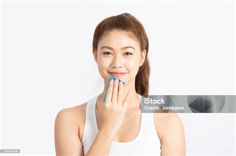 얼굴 기름 깨끗 한 필름을 사용 하 여 아름 다운 매력적인 아시아 여자 얼굴에 지성 얼굴 신선한 피부 느낌 그래서 신선 하 고
