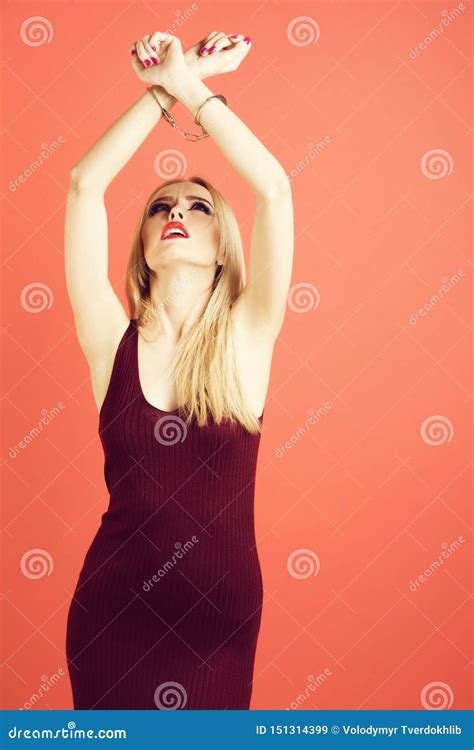 M Dchen Mit Den Handschellen Sexy Blondine Mit Den Roten Lippen Stockbild Bild Von Wunsch