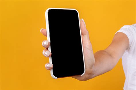 카메라에 가까운 검은 빈 스마트 폰 화면을 보여주는 여자 Brand Name Smart Phone에 대한 스톡 사진 및 기타