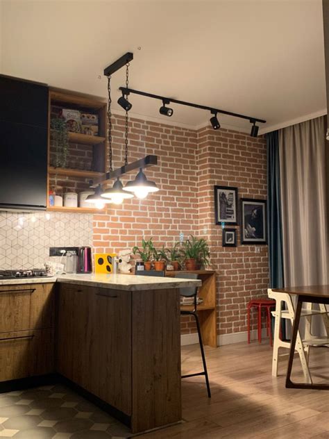 Интерьер кухни с кирпичной стеной
