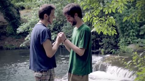 Gay Baiser Deux Les Jeunes Gay Lhomme Câliner L Autre — Vidéo De