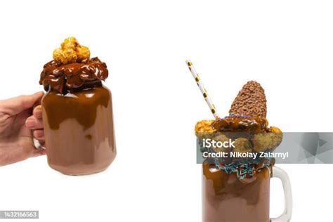 휘핑 크림 쿠키 와플을 곁들인 초콜릿 밀크 셰이크는 유리 메이슨 항아리에서 제공됩니다 괴물 또는 미친달콤한 쉐이크 격리 거품 내기에 대한 스톡 사진 및 기타 이미지 Istock