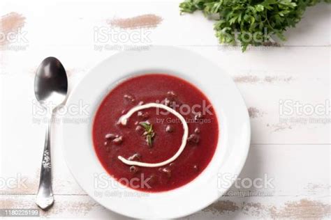 흰색 나무 테이블 배경에 흰색 접시에 사워 크림 맛있는 사탕무 수프 부드러운 빛 전통적인 우크라이나어 러시아어 보르슈트 비트