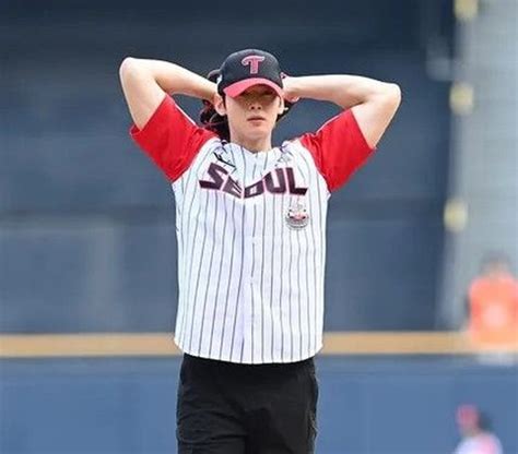 Visual Unreal Potret Ganteng Cha Eun Woo Lakukan First Pitch Di