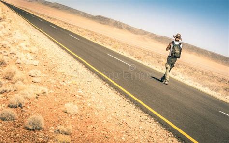 Homem Só Que Anda Ao Longo Da Estrada No Deserto Africano Namibiano