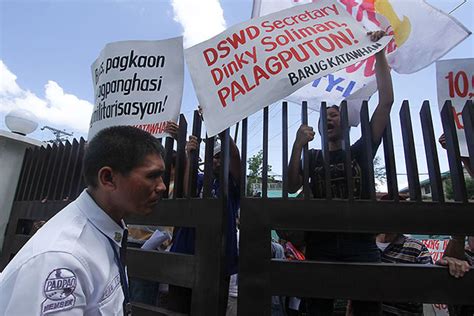 Dswd Office Sa Davao Nilusob Ng Mga Umanoy Biktima Ng Bagyong