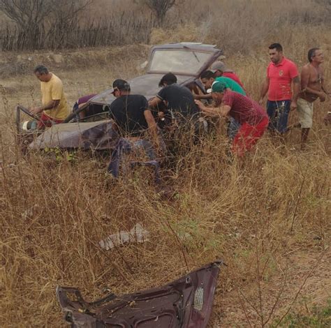 Duas pessoas morrem e três ficam feridas após carros baterem de frente