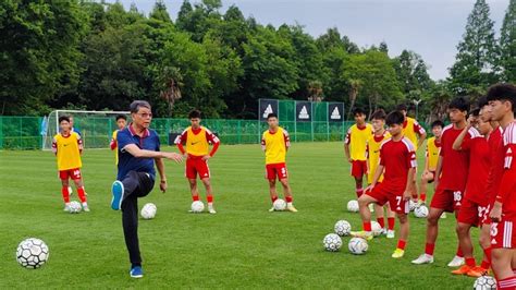 武磊等弟子齐聚崇明贺寿恩师 徐根宝：中国足球只有愚公移山一条路——上海热线hot频道