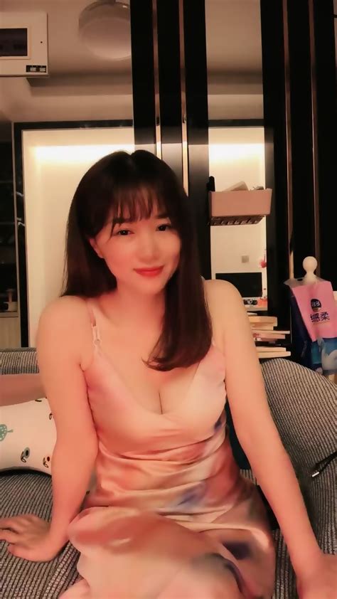 气质尤物性感美女！难得收费房大秀！镂空情趣装，掏出白嫩大奶揉捏 Eporner